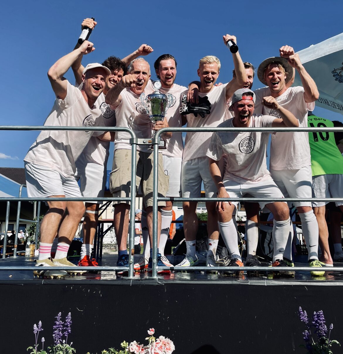 Die "Söhne Siggis" gewinnen den Jubiläums MTV-Ostufer-Cup - QUH
